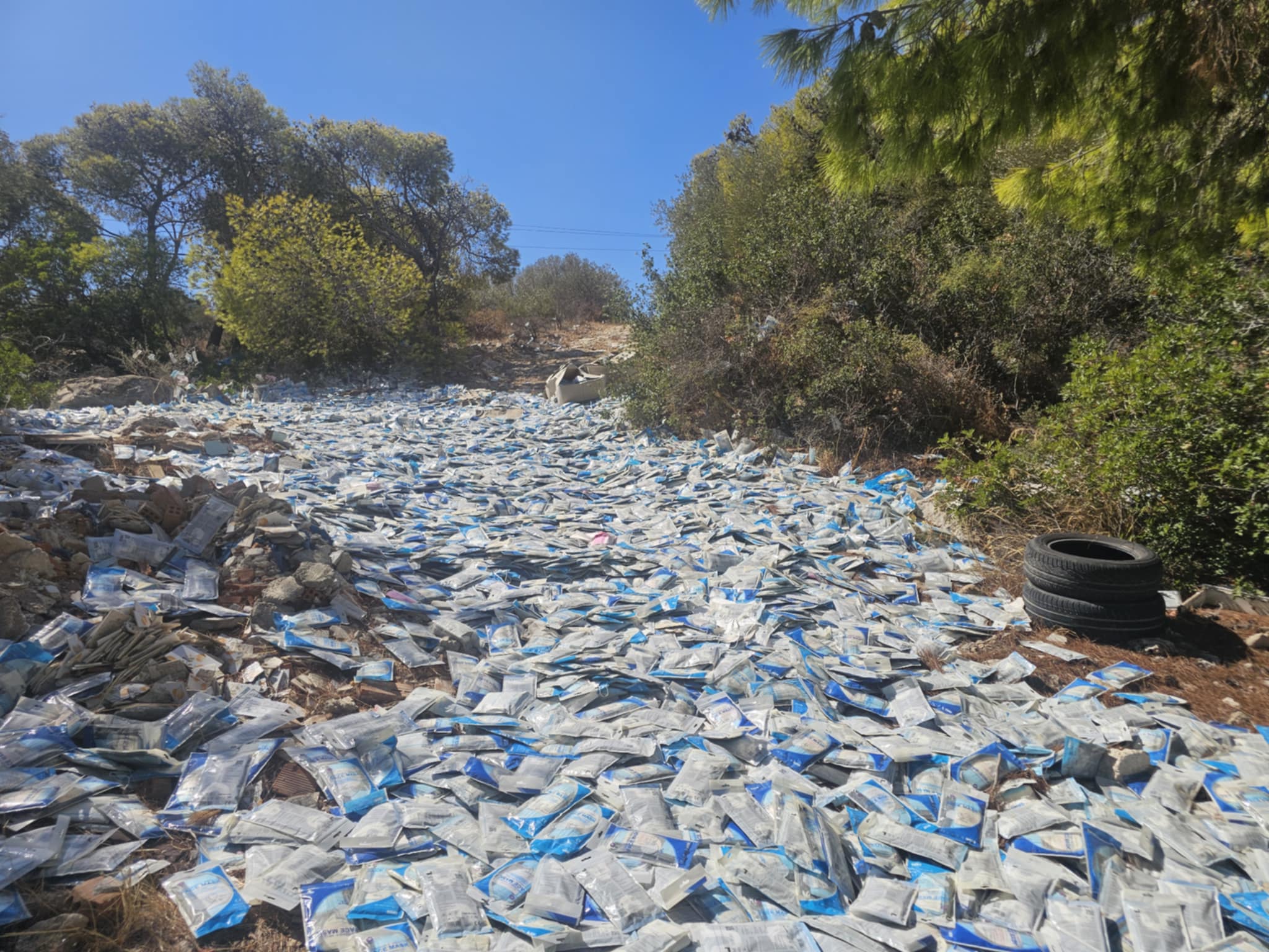 Ολόκληρη χωματερή με χιλιάδες ληγμένες μάσκες - Πινάκιο